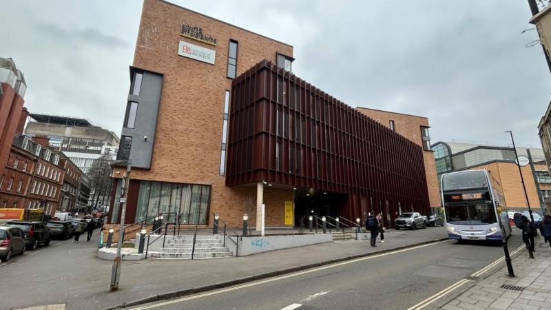 Bristol students have to use pots and pans to shower after faults - BBC News