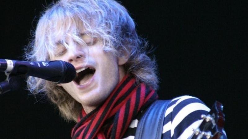 Greg Gilbert lead singer of Delays dies aged 44 - BBC News