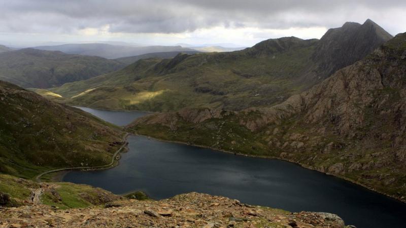 Snowdon to get weather station in bid to cut rescues - BBC News
