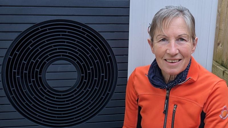 Will hotter heat pumps win over homeowners? - BBC News