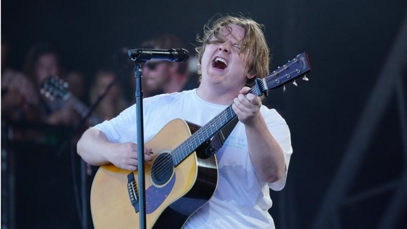 Singer Lewis Capaldi extends tour break after health improves - BBC News