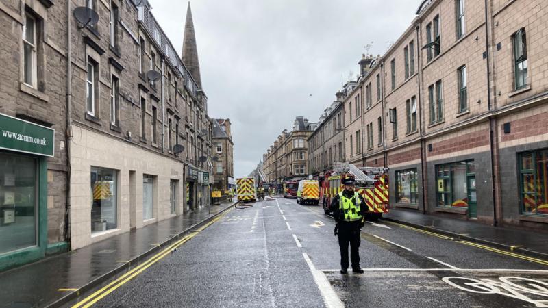 Man dies and eight-year-old girl hurt in Perth flat fire - BBC News