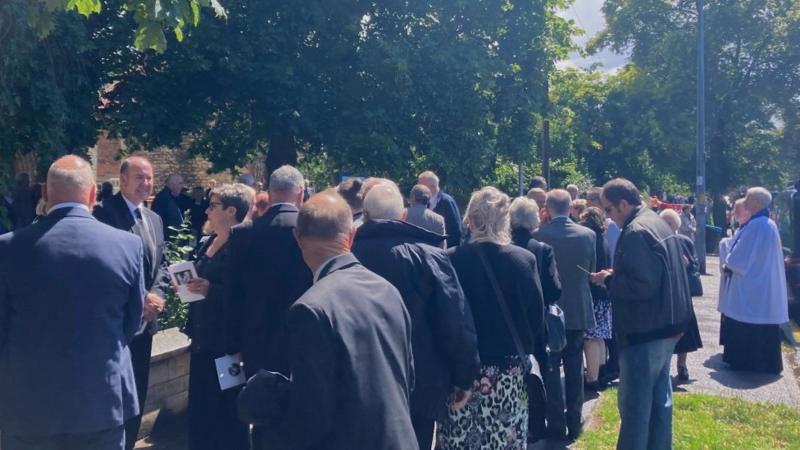 Frank Connell: Hundreds attend funeral for fundraising barber - BBC News