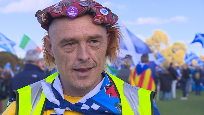 Thousands march in Edinburgh for Scottish independence - BBC News