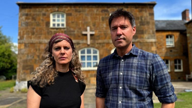 'You're sold a lie': How do you spot a cult? - BBC News