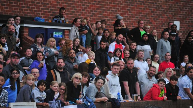 Wolverhampton Racecourse: Go-ahead for greyhound racing track - BBC News