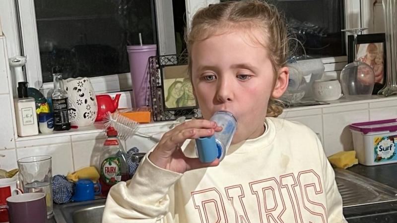 Northamptonshire: Woman says mould is making her life a nightmare - BBC ...