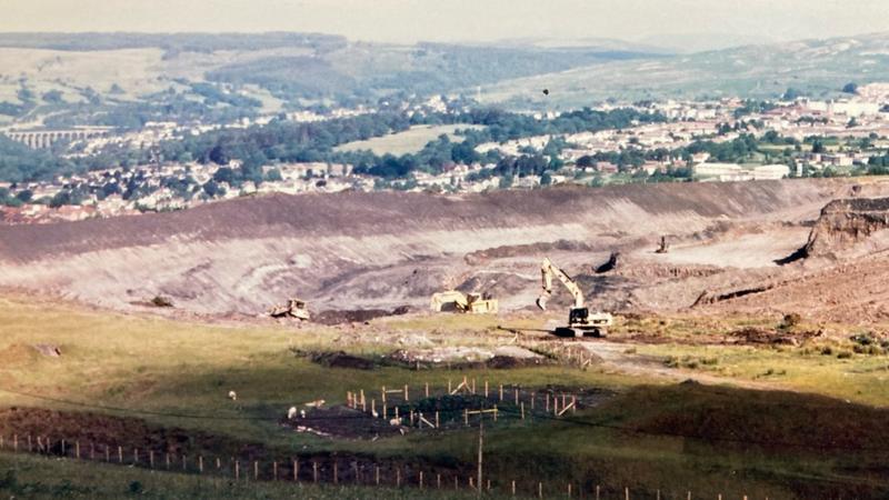 Coal: UK's last opencast mine shuts after legal row - BBC News