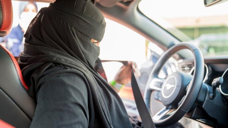 'I can't believe I'm driving in Saudi Arabia' - BBC News