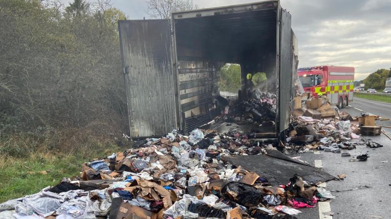 A1 in Nottinghamshire closed as officers deal with lorry fire - BBC News