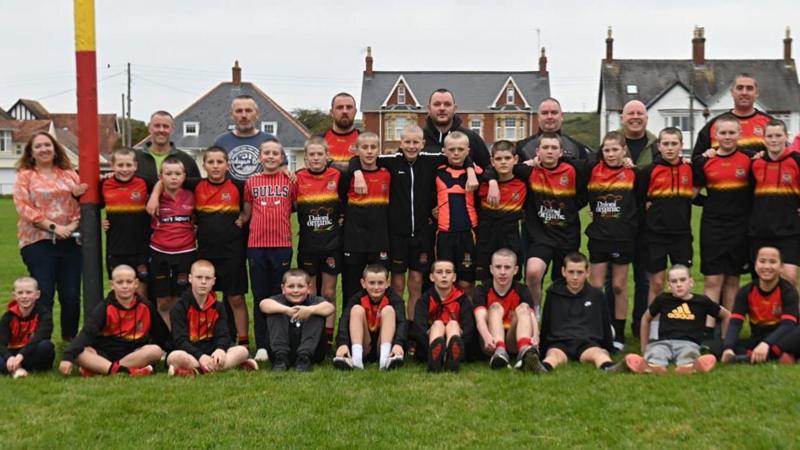 Under-13s rugby team shave heads for teammates cancer diagnosis - BBC News