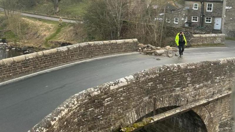 Man, 30, dies after lorry crashes into bridge in Bainbridge - BBC News