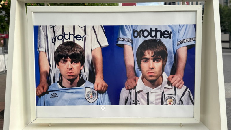 Oasis pics: 'The beauty and complexity of sibling relationships' - BBC News