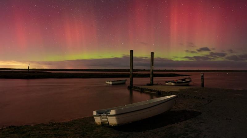 Northern lights joy for Suffolk man after Iceland fail - BBC News