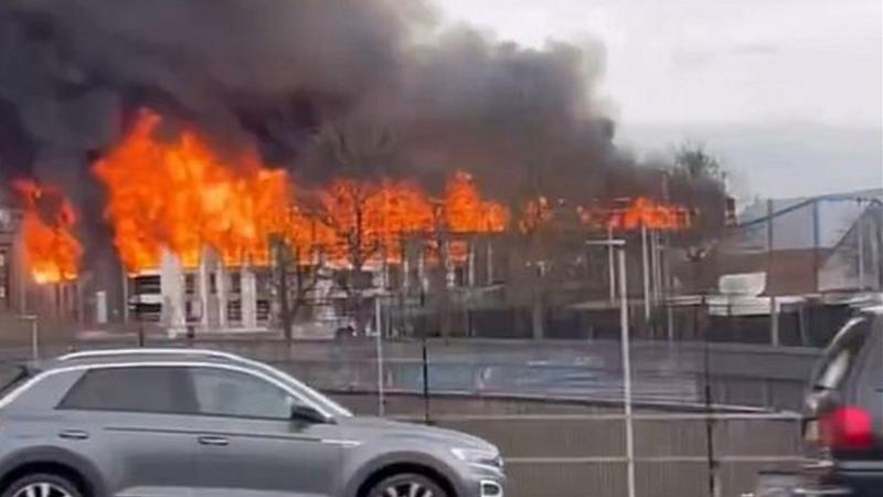 Liverpool fire causes huge plumes of smoke over city - BBC News