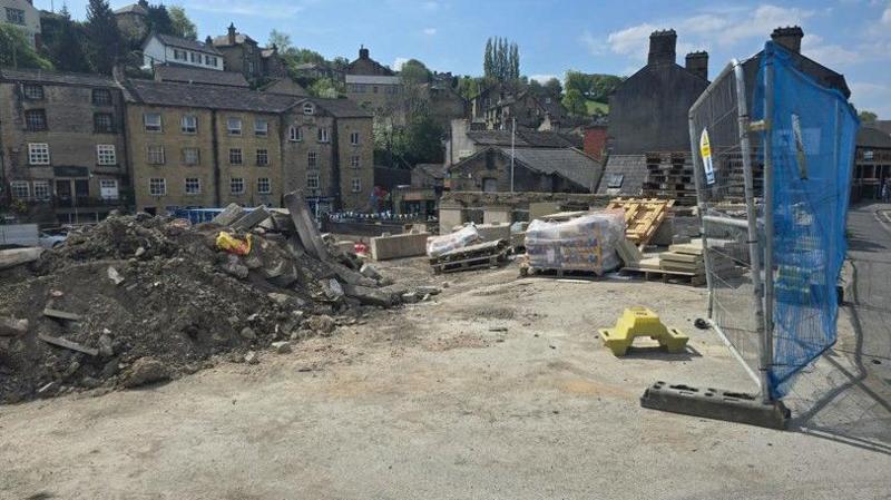 Holmfirth businesses 'frustrated' by ongoing town revamp work - BBC News
