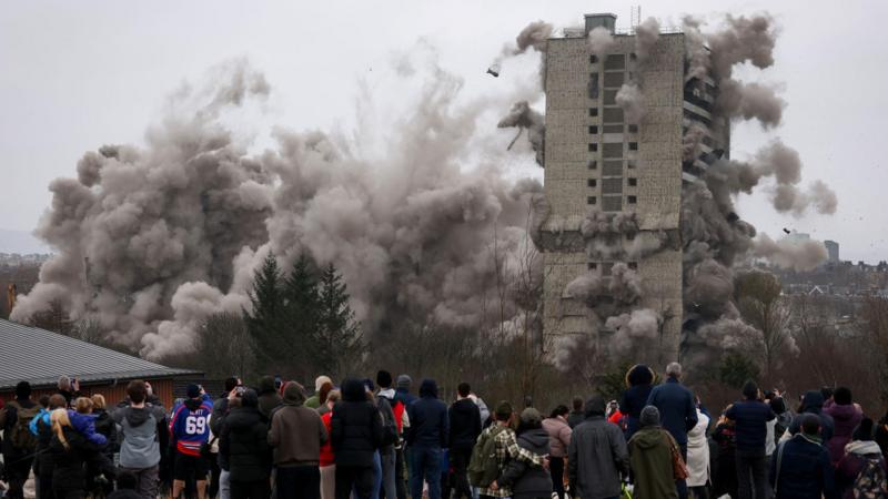 Glasgow tower blocks demolished by controlled explosions - BBC News