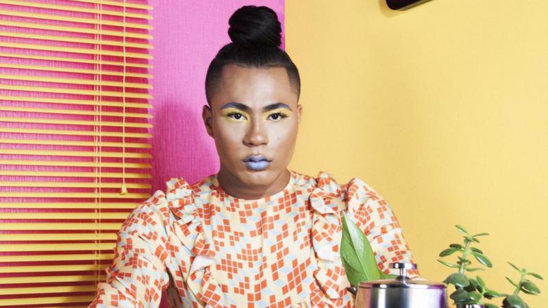 Travis Alabanza: The non-binary artist battling transphobia with burgers - BBC News
