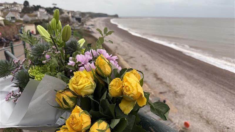 Kate Bush 'heartbroken' over friend missing at sea - BBC News