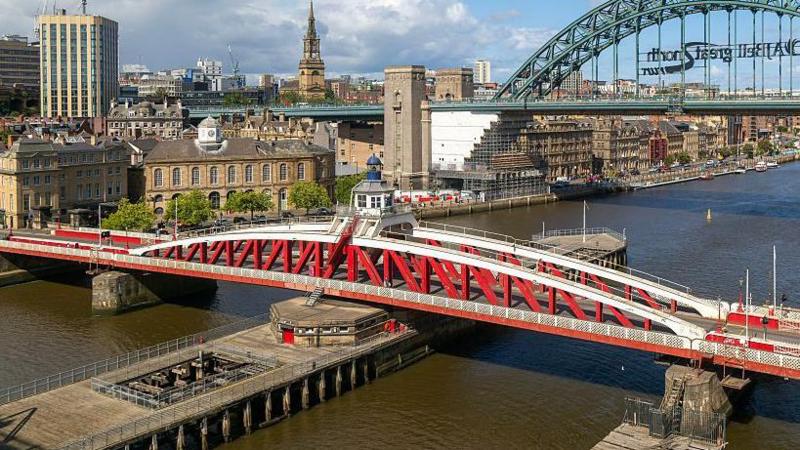Hundreds sign 'embarrassing' Newcastle Swing Bridge petition - BBC News