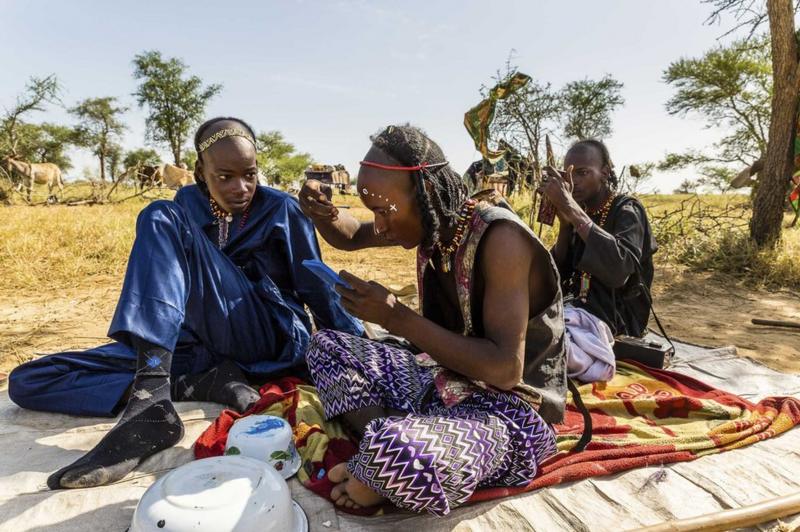 In pictures: The men competing for love in the deserts of Chad - BBC News
