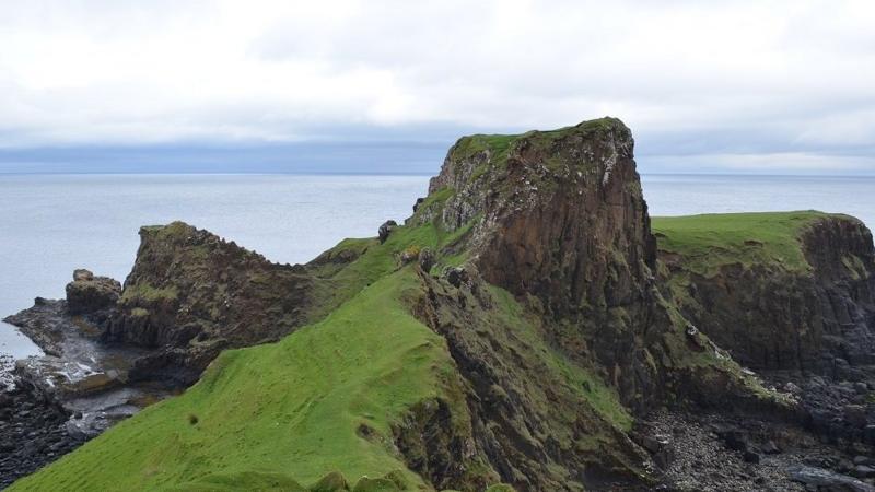 Dinosaur tracks on Skye 'globally important' - BBC News