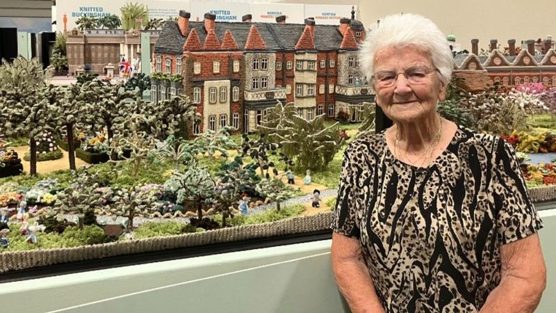 Knitted D-Day scenes go on display in Peterborough Cathedral - BBC News