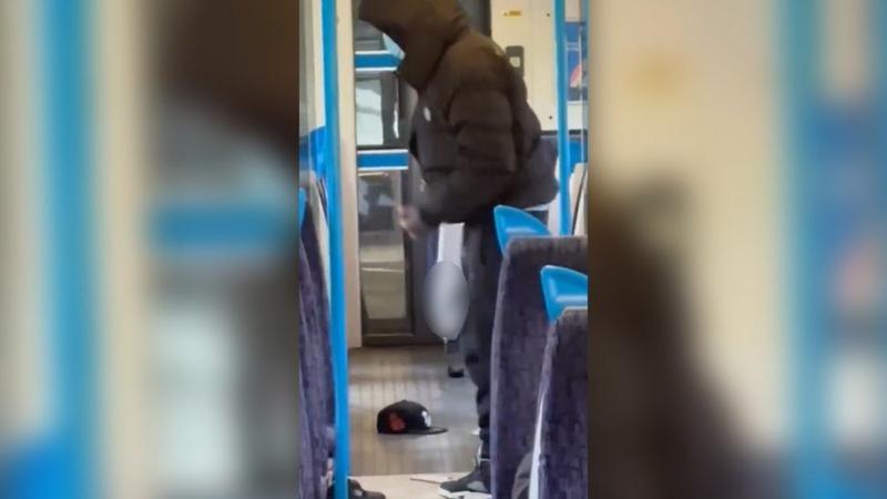 Beckenham: Man seriously injured after stabbing on London train - BBC News