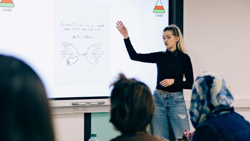 Cyhoeddi Neges Heddwch yr Urdd i'w rannu gyda'r byd - BBC Cymru Fyw