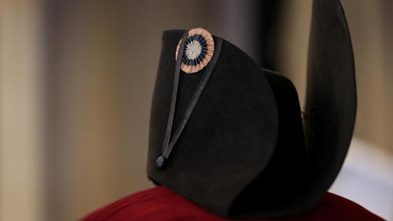 Napoleon Bonaparte’s hat sells for €1.9m at Paris auction - BBC News