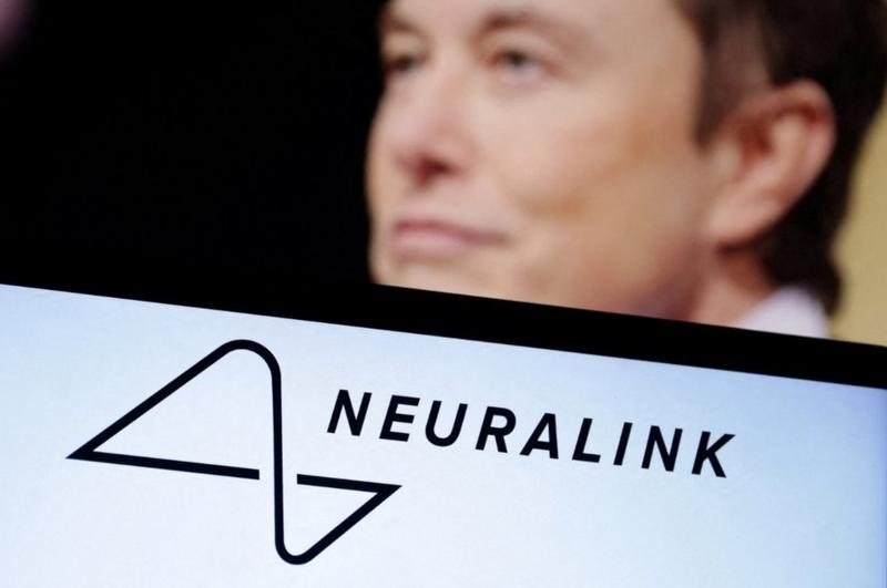 Elon Musk: Computer chip inserted in human brain by Neuralink - BBC ...