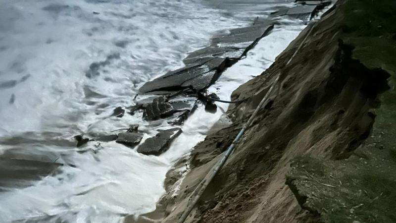 Hemsby: Warnings issued as cliff erosion causes road collapse - BBC News
