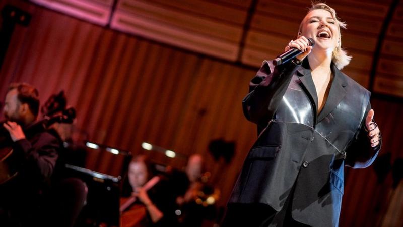 Alim Beisembayev: Pianist's hands shake at last-minute Proms debut ...