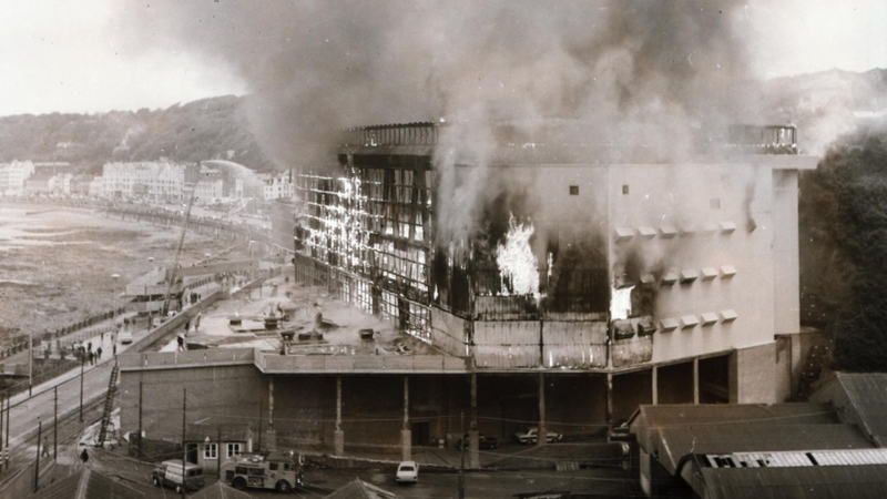 Manx fire crews remember 'horror' of Summerland disaster - BBC News