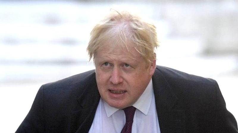 Boris Johnson faces criticism over burka 'letter box' jibe - BBC News