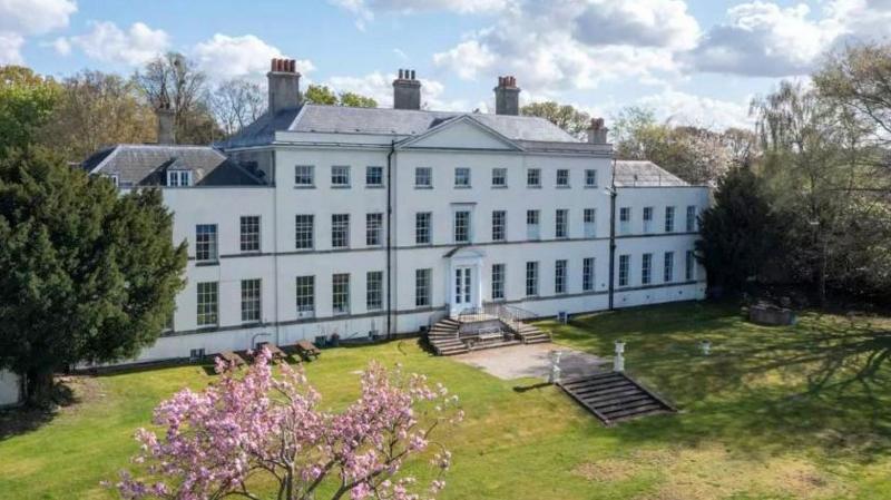 Former Padworth school mansion site for sale at £5m - BBC News