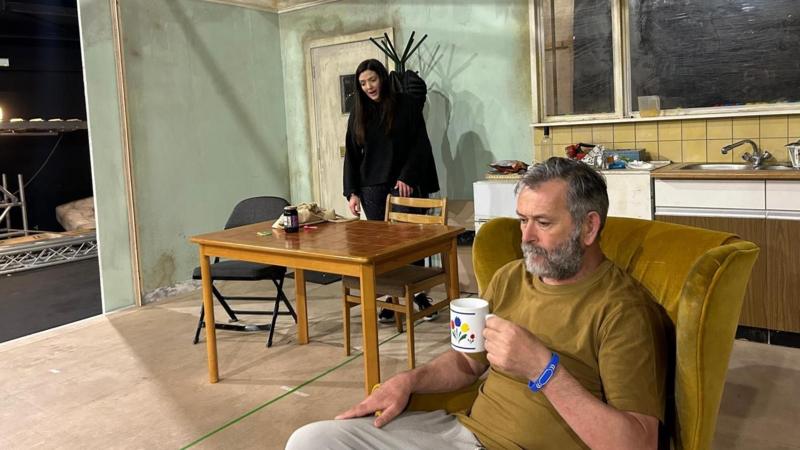 Tudur Owen a'i ddrama lwyfan gyntaf erioed - BBC Cymru Fyw