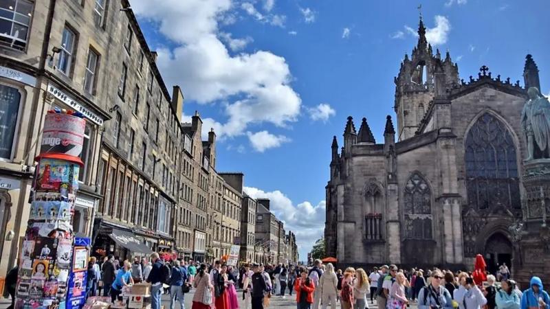 Edinburgh tourist tax to help tackle city's housing emergency - BBC News