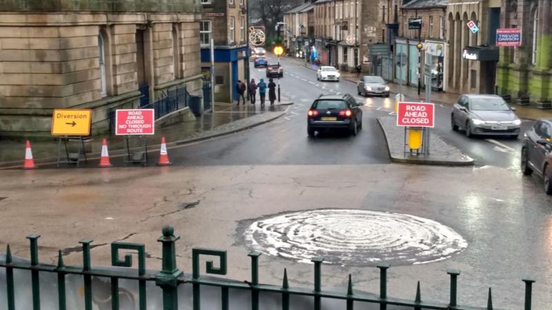 Hebden Bridge: Cold weather delays Halifax Road reopening - BBC News