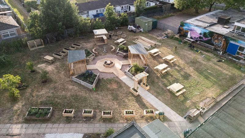Volunteers transform Eyres Monsell Community Centre garden space - BBC News