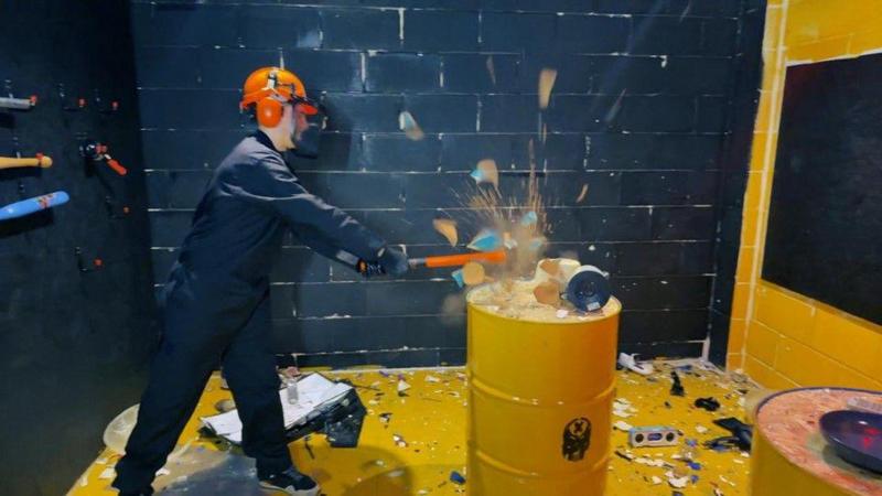 Rage room was 'best therapy session I've ever had' - BBC News