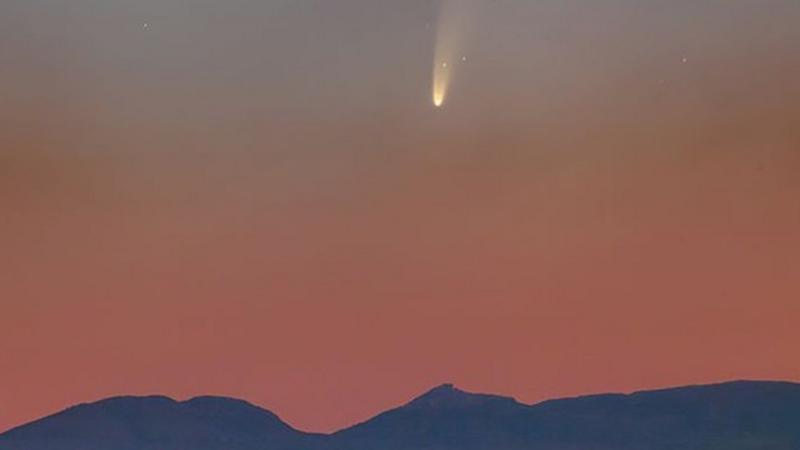 Comet captured streaking across Stonehenge night sky - BBC News