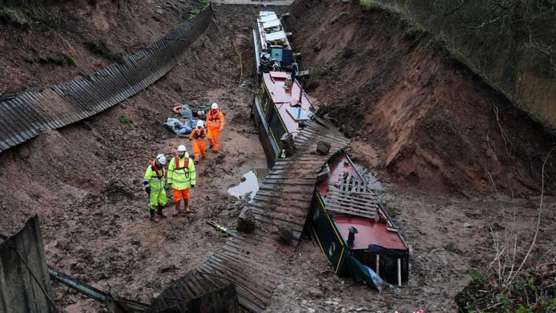 Major operation lifts boats stranded by canal collapse - BBC News