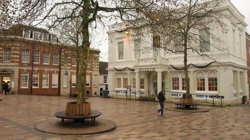 Jane Austen statue design unveiled in Basingstoke - BBC News
