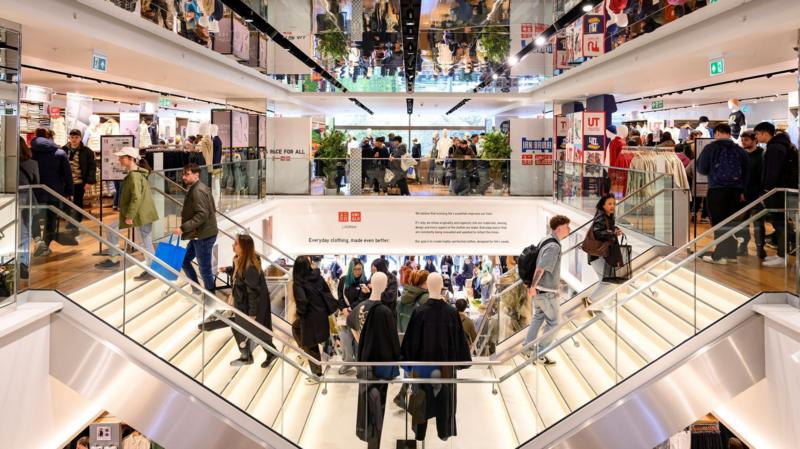 Queues from early hours as Uniqlo opens in Edinburgh - BBC News