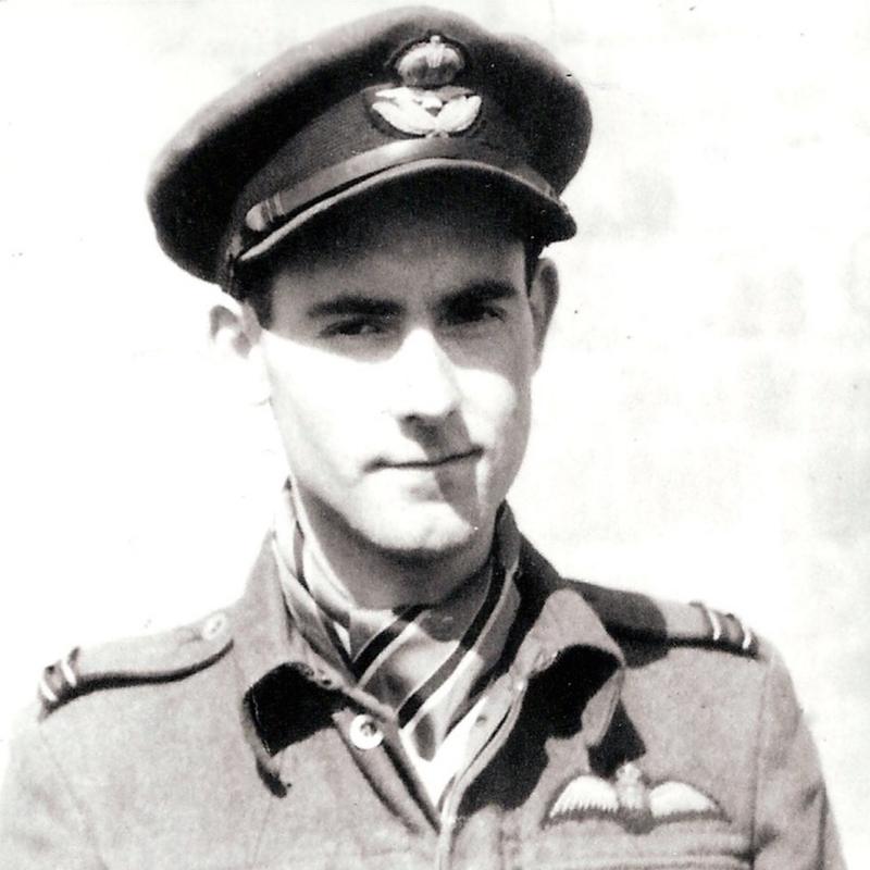 Pioneering World War Two jet fighter pilot Dennis Barry dies - BBC News