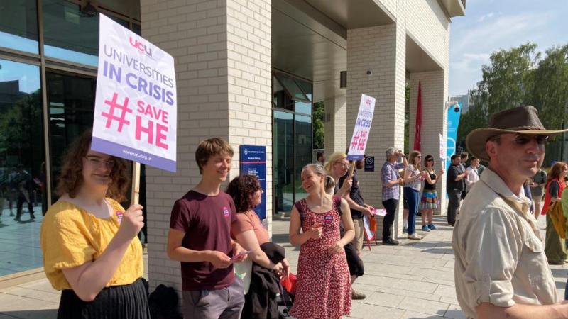 Edinburgh University staff on first of six strikes - BBC News