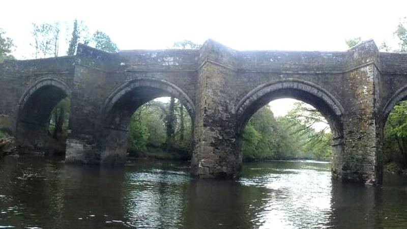 Devon bridges get steel protection against flood damage - BBC News