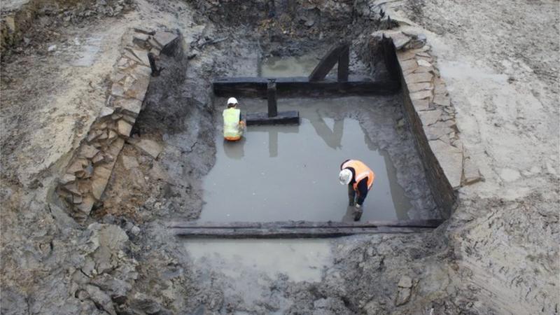 Bodies unearthed in Bristol Blackberry Hospital archaeology dig - BBC News