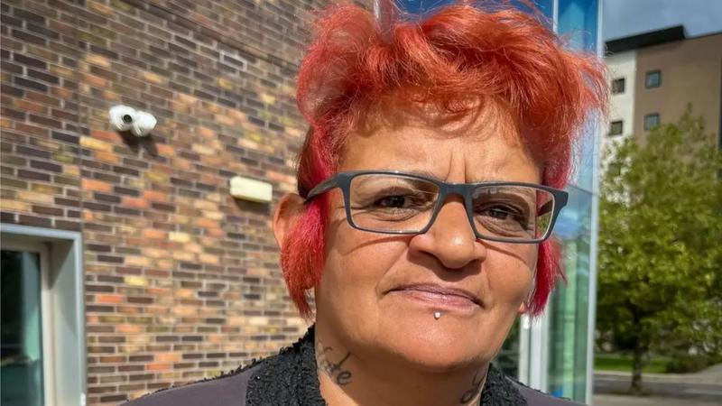 Swansea police officer Rhodri Davies sacked for hitting man - BBC News